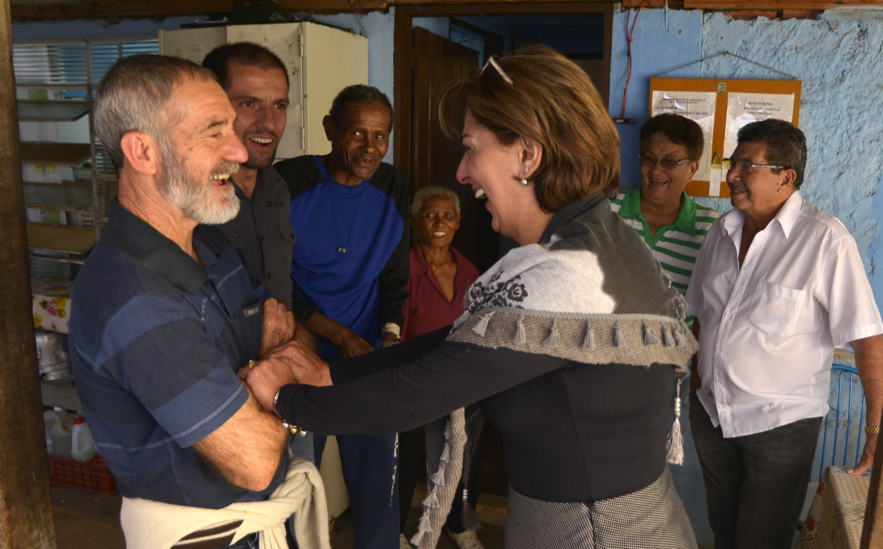 Primeira-dama conhece Missão Belém no Novo Horizonte | Notícias