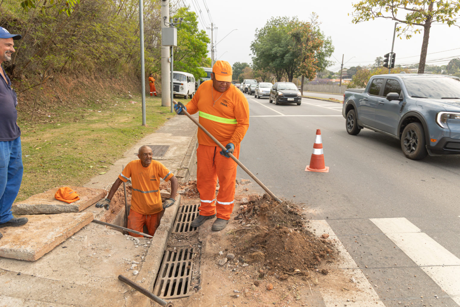 Prefeitura realiza limpeza e desobstrução de bocas de lobo na Avenida ...