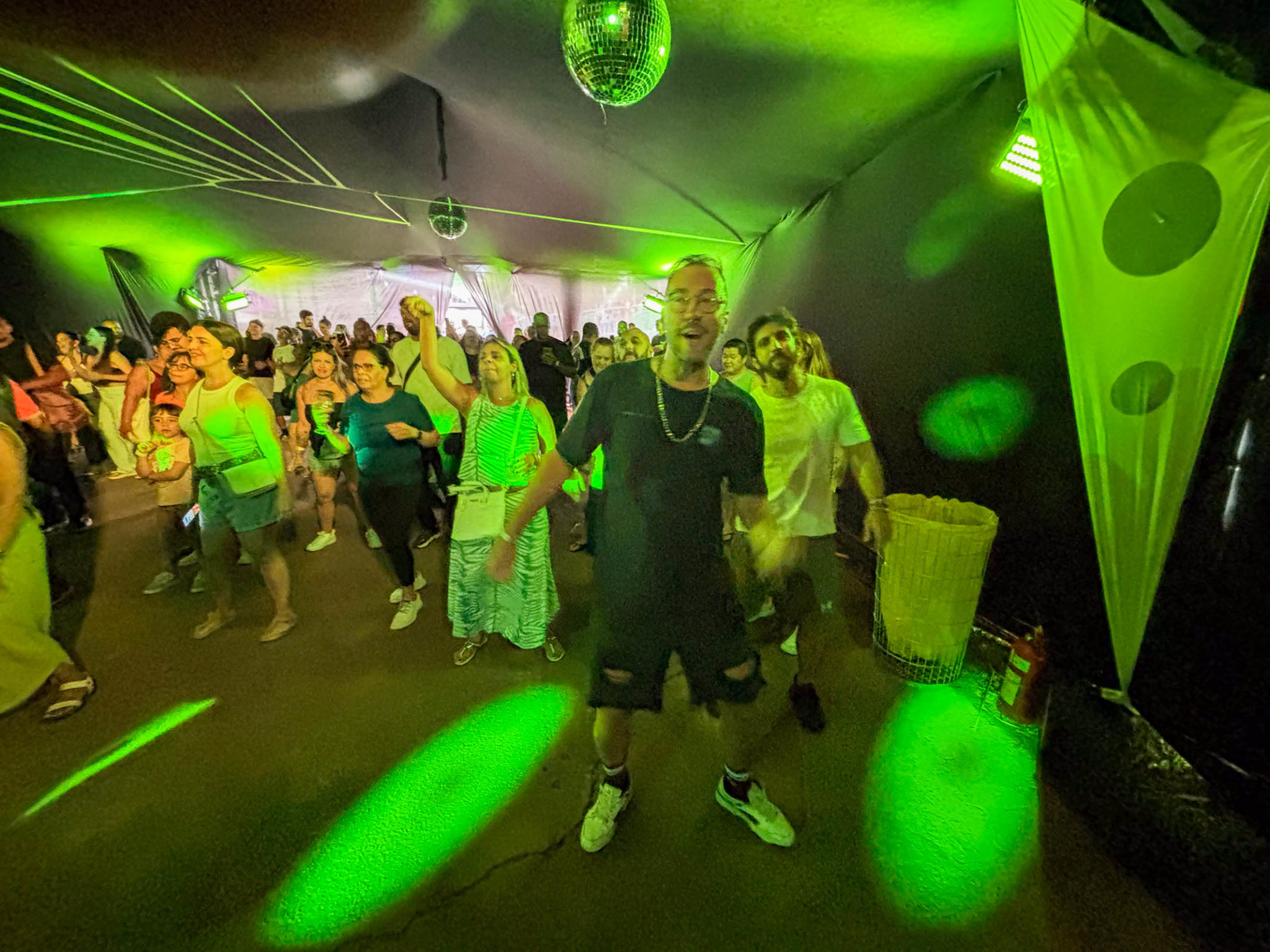 Discoteca faz sucesso na Festa da Uva de Jundiaí - JR